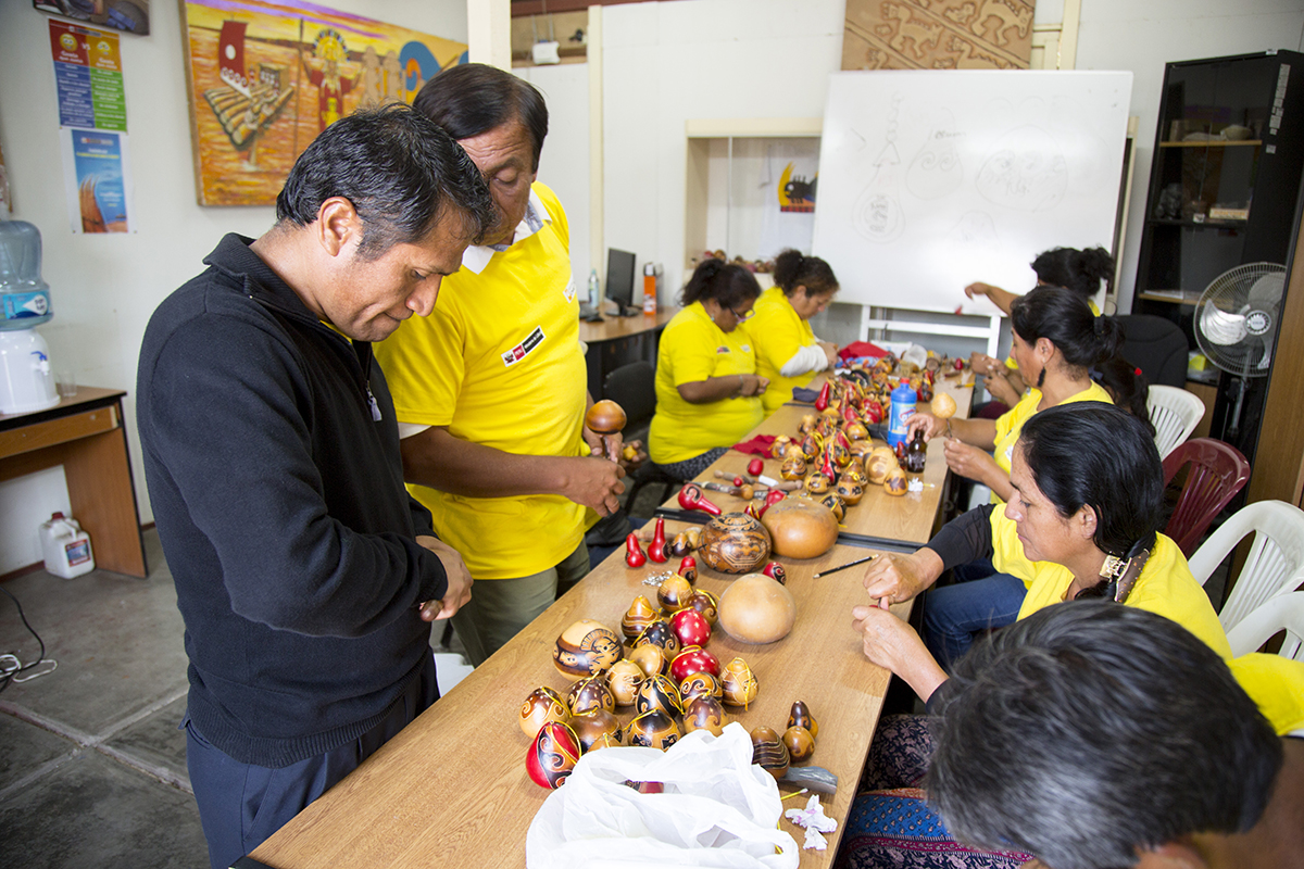Artesanos aprenden a burilar mates en talleres de Chan Chan | DDC ...